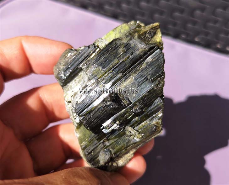 TURMALINA VERDE ROSA – MINERALITUM | exclusive minerals Tienda ...